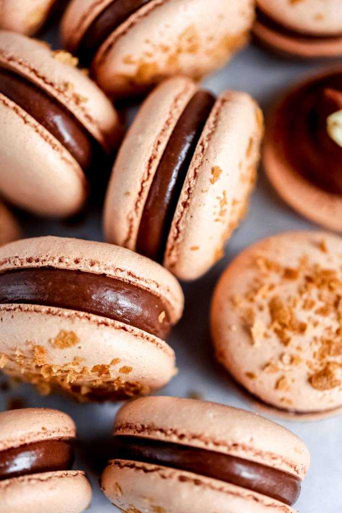 Chocolate Peanut Butter macarons - Everything Marina