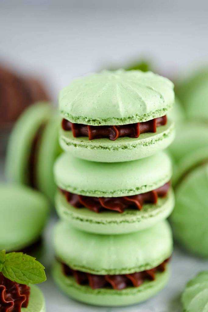 Chocolate Mint macarons - Everything Marina