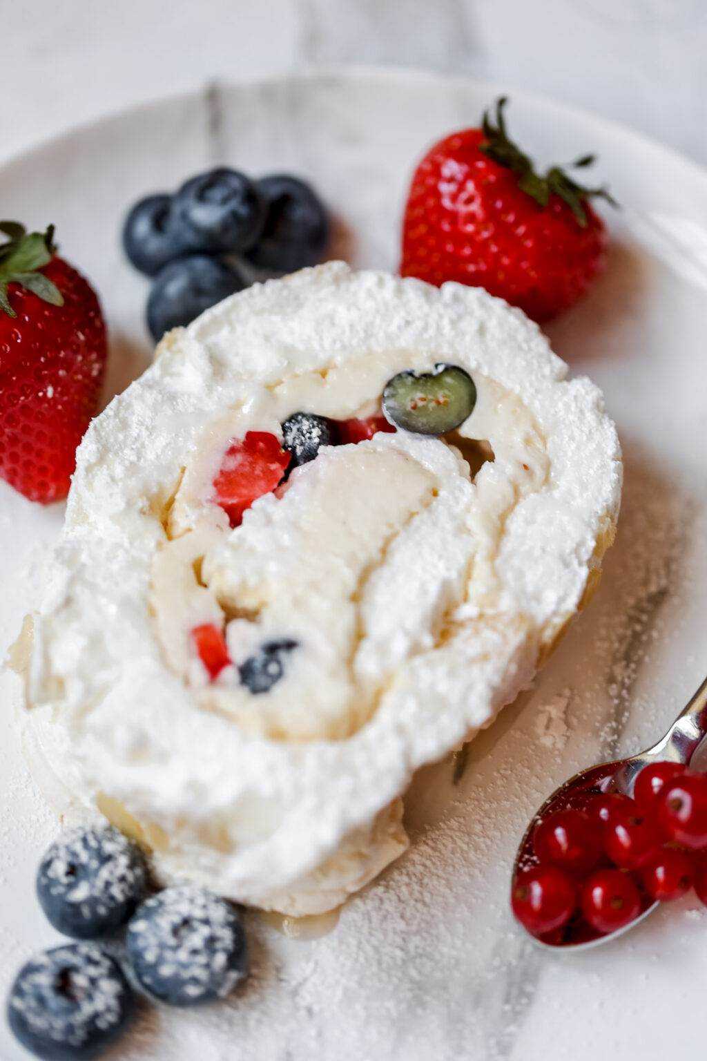 Meringue roulade with berries - Everything Marina