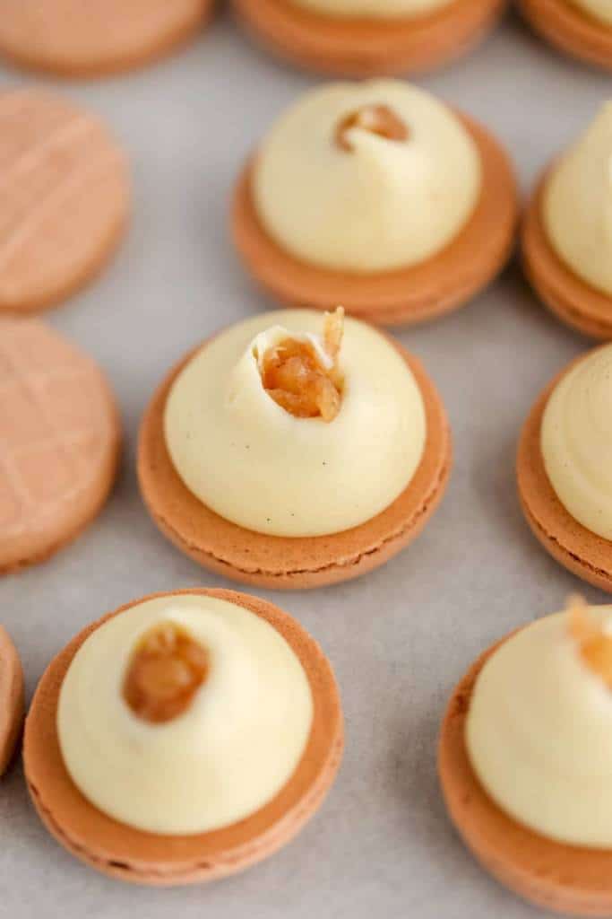 Apple pie macarons - Everything Marina
