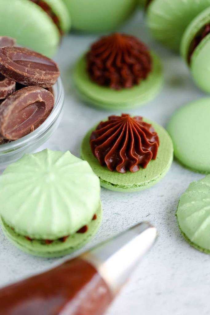 Chocolate Mint macarons - Everything Marina